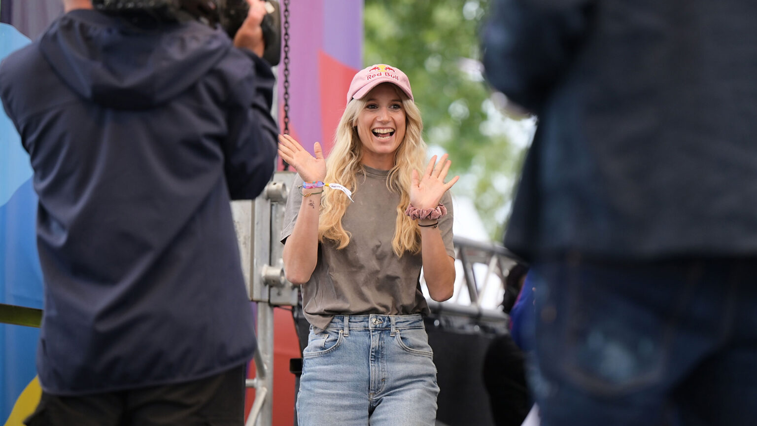 „Comebackerin“ Anna Gasser (hat) begeistert – Tag des Sports